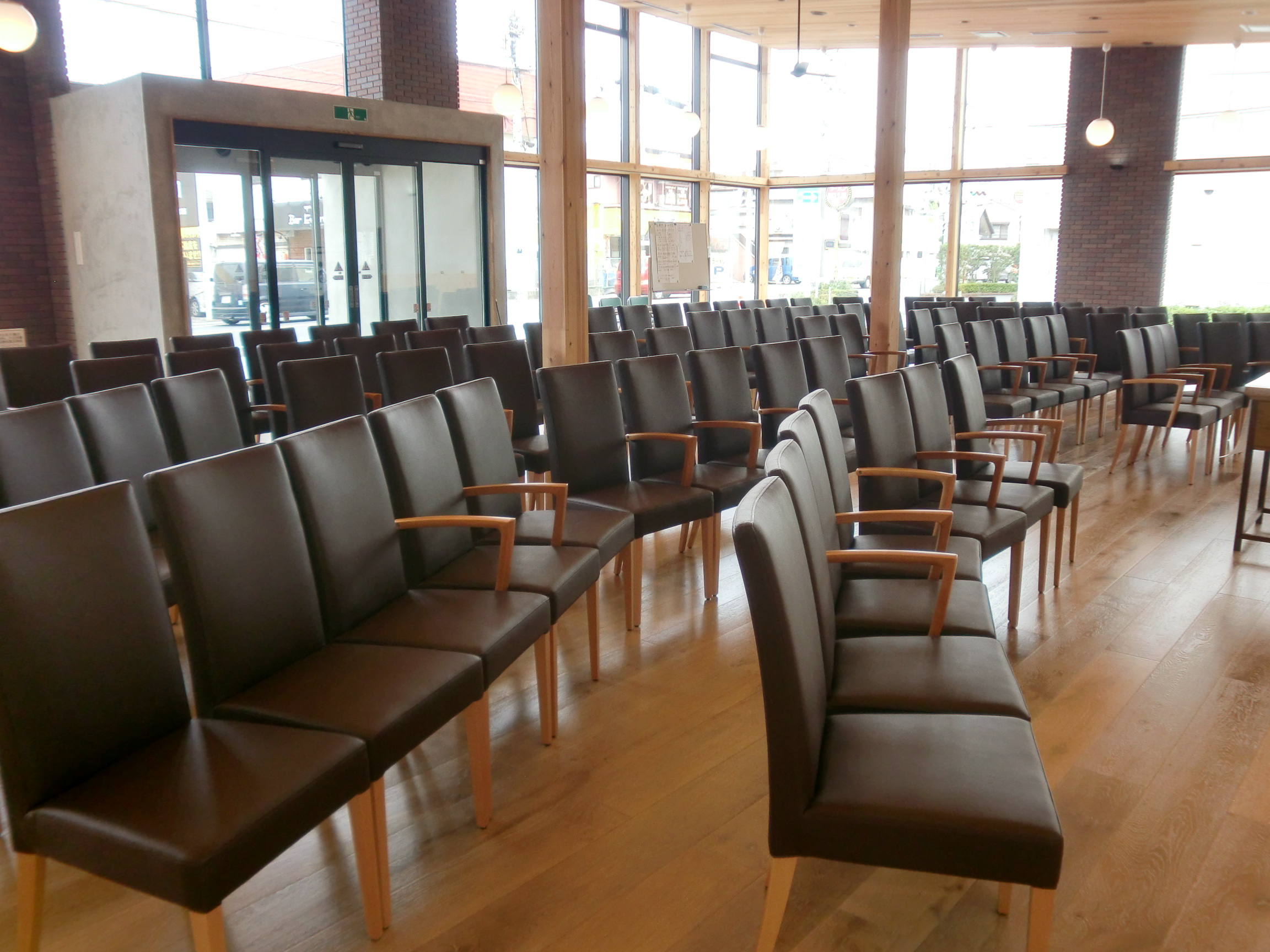 本日納品の店舗家具長い間、一番人気の木製椅子 メルカ MERUCA